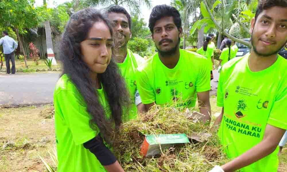 Students must do social service: Telangana University Registrar
