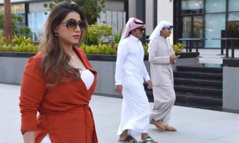 Saudi woman turns heads as she struts thru mall without abaya