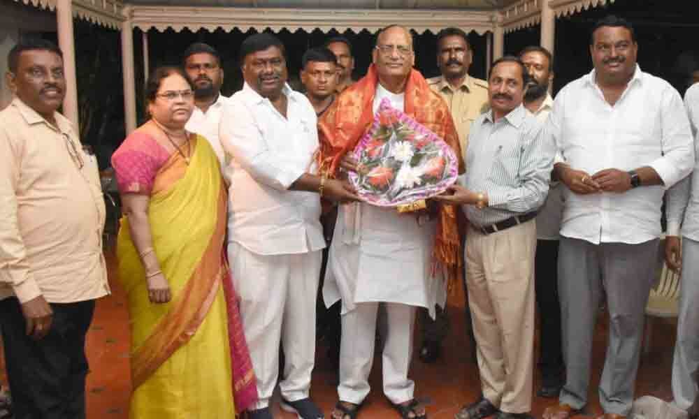 Nalgonda: Speaker Gutha gets huge welcome in his native place