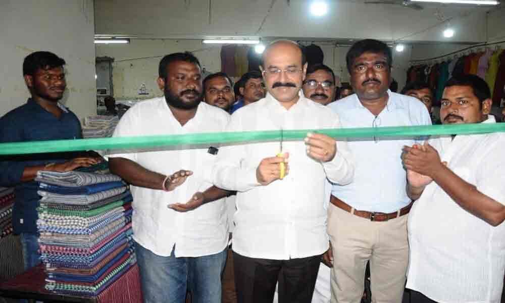 Ex-MLA inaugurates handloom, handicrafts expo