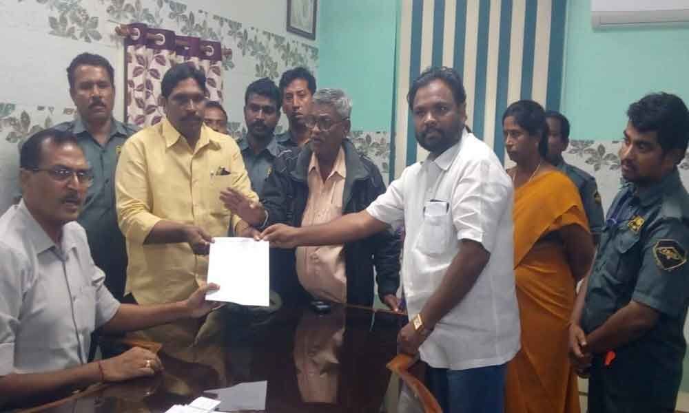 KGGH security personnel stage dharna in Kakinada