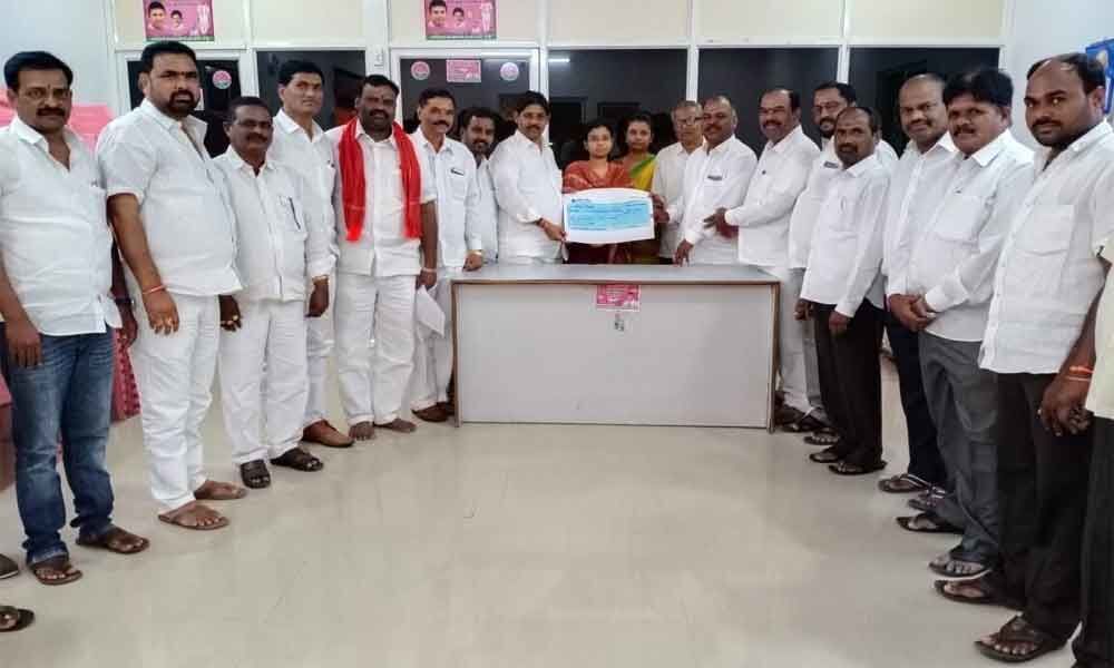 TRS leader's gesture to student