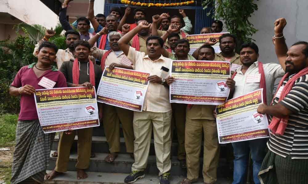 Hamali workers bemoan heavy burden, protest