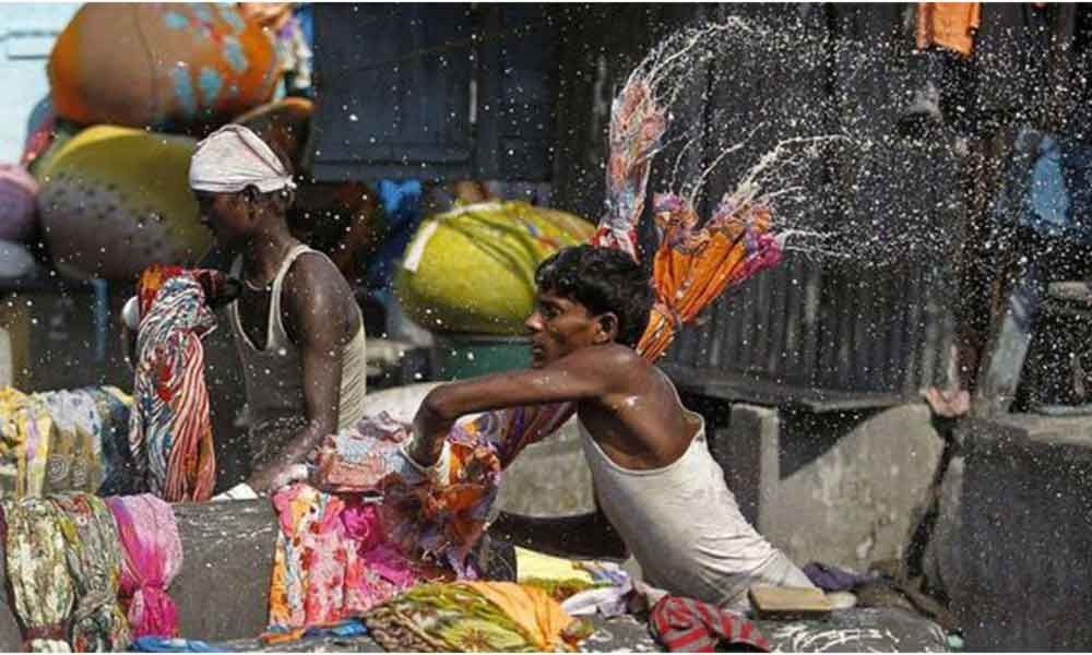 IIT Kharagpur researchers use wet clothes to generate electricity