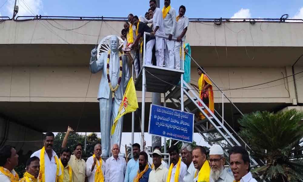 TDP leaders slam govt over RTC strike