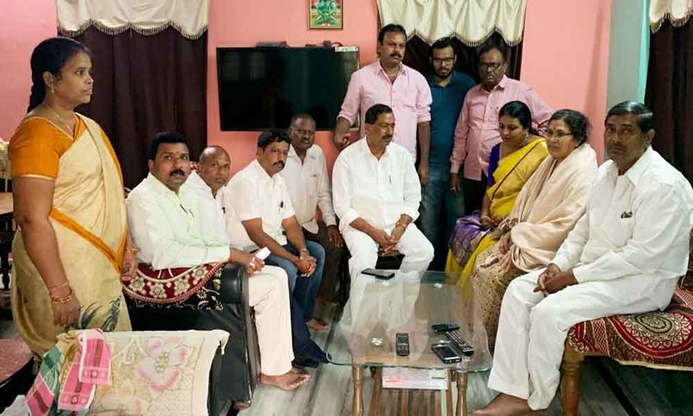 TRS MLA Bethi Subhash Reddy condoles activist's death