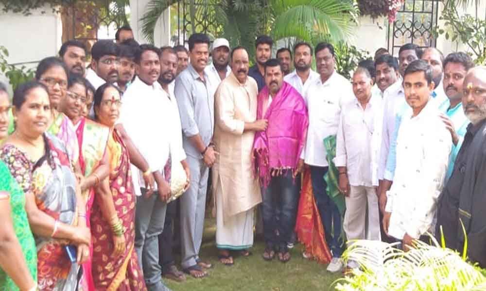 TRS leader Resham Mallesh thanks Naini Narsimha Reddy