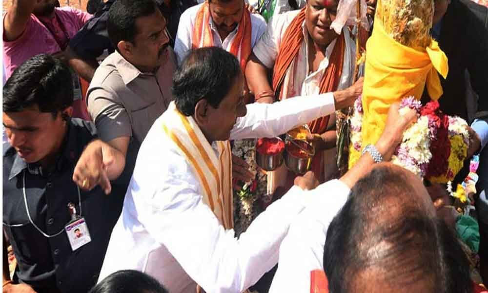 CM KCR offers prayers at Medaram Jatara