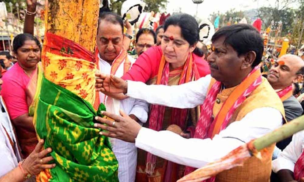 Union Minister Arjun Munda offers prayers to tribal deities at Medaram