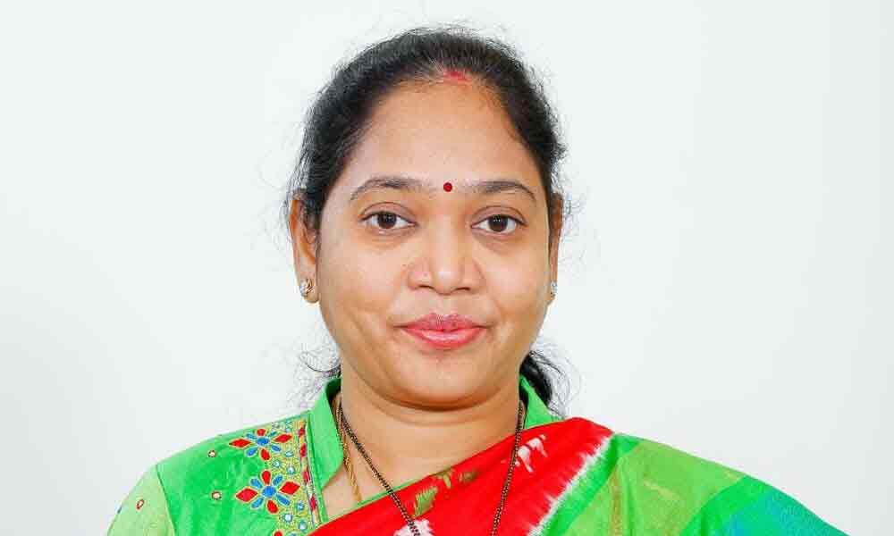 Home Minister Mekathoti Sucharita inspects ZPHS, enquires about midday ...