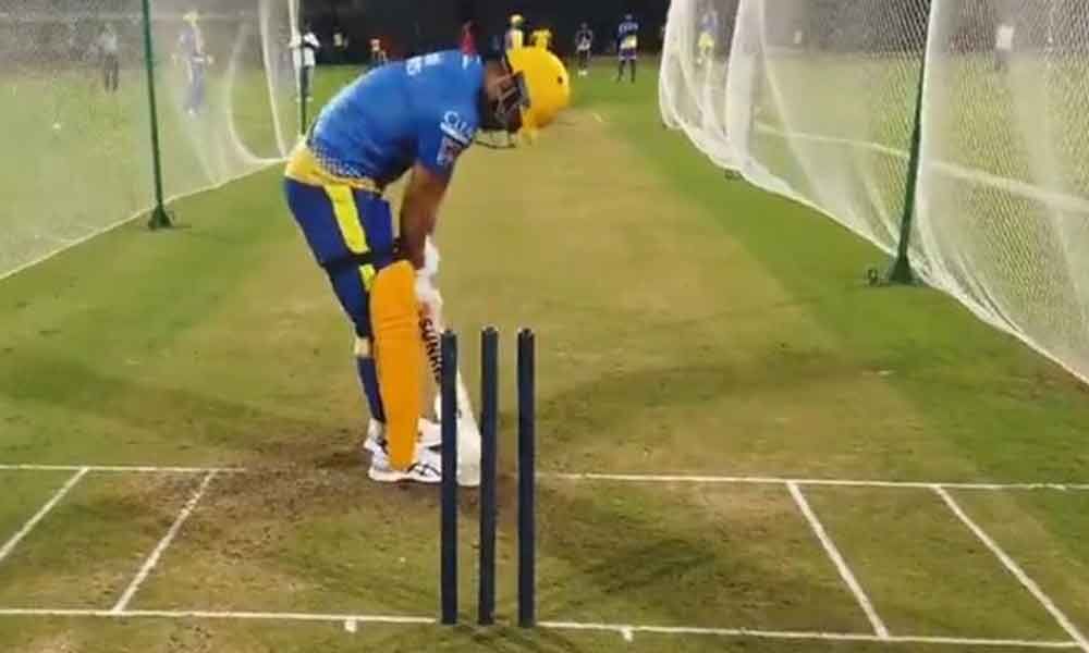 Dhoni gets rousing reception in CSK's first training session