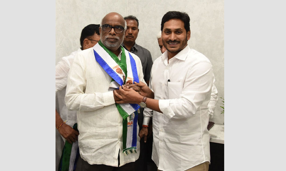 Amaravati: MLC Dokka Manikya Varaprasad, Rahman join YSRCP