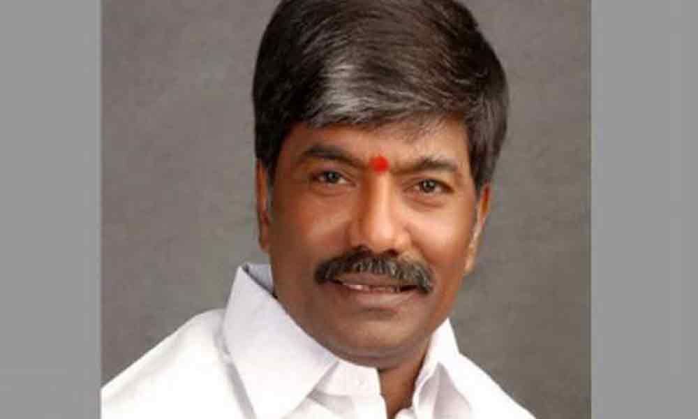 Hyderabad: Deputy Speaker T Padma Rao Goud comes to rescue of middle ...