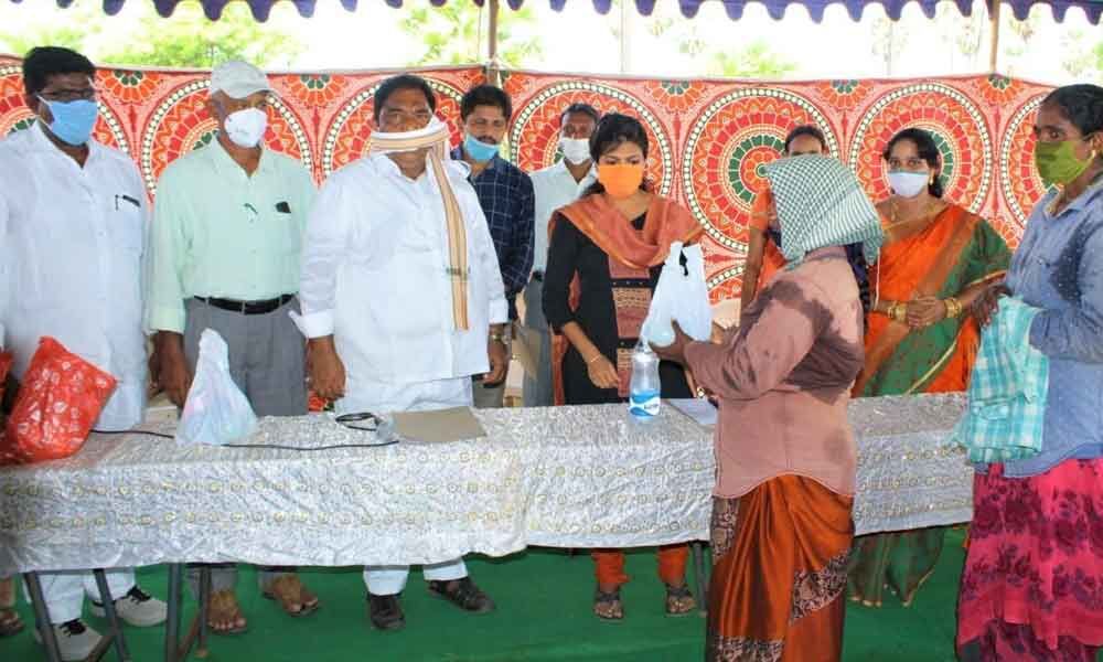 Khammam: MLA Sandra Venkata Veeraiah distributes kits to 6,000 NREGS ...