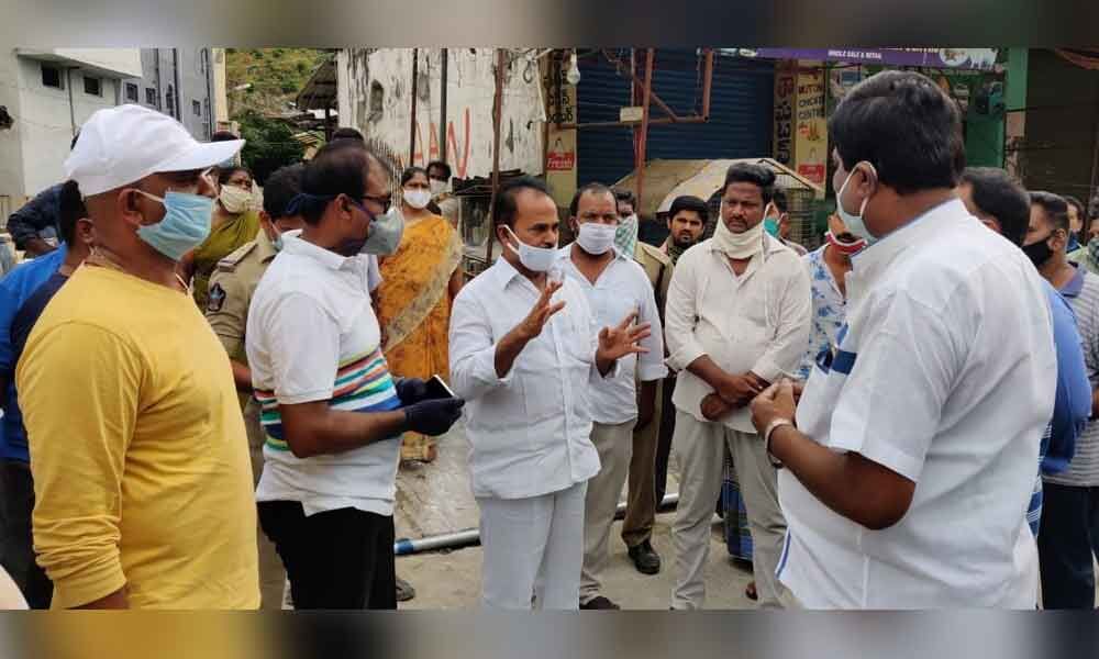 Chittoor: MLA Srinivasulu seeks traders support to curb Covid-19