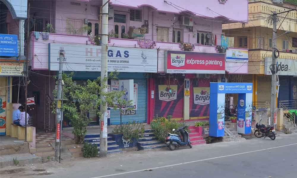 Vijayawada: Petty traders in Red Zones lose livelihood