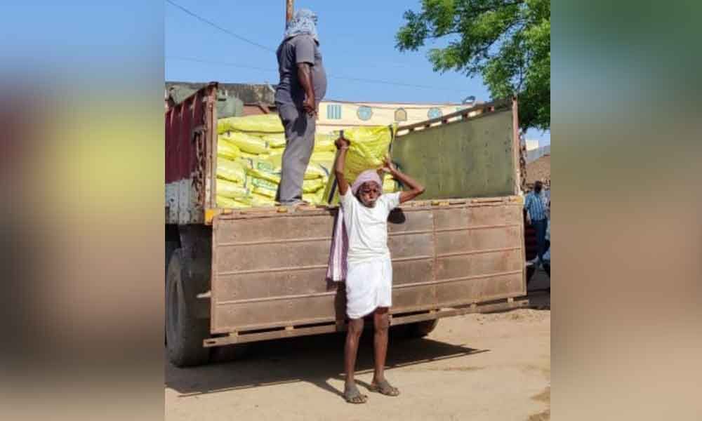 Karimnagar: Corona makes hamali workers lives miserable