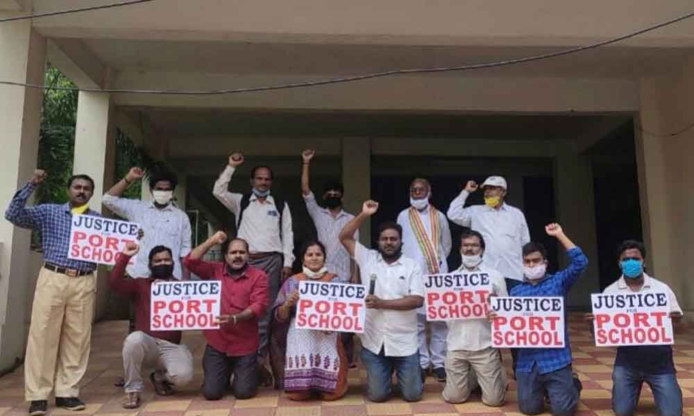Visakhapatnam: Protest against closure of Port High School