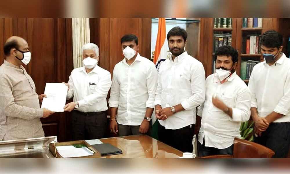 YSRCP MPs meet Lok Sabha Speaker Om Birla, seek disqualification of Naraspuram MP Raghu Rama ...