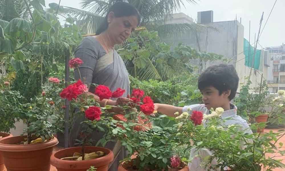 Hyderabad: Education Minister Sabitha Indra Reddy joins 'Swachh Telangana'