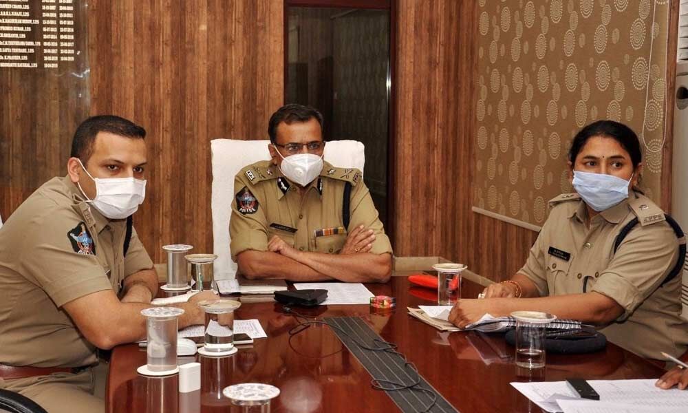 Ongole: IG, SP speak to corona-affected cops; enquire their health status