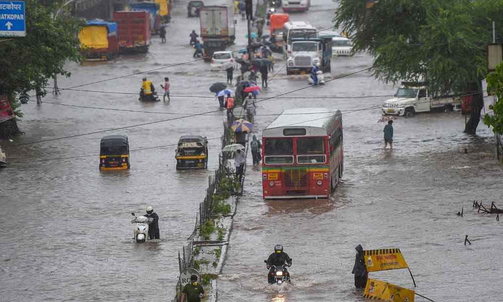 Heavy Rain Lashes Mumbai, disrupts common life