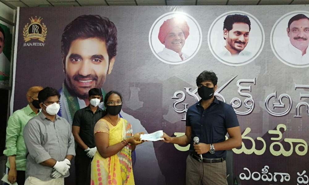Rajamahendravaram: CMRF cheques distributed