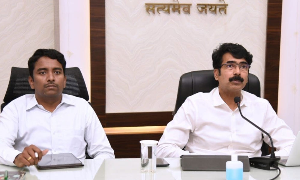 Kakinada: Assess crop loss, Collector Muralidhar Reddy tells officials