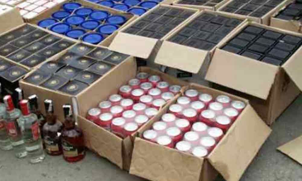 Three peddlers nabbed by SEB Police in liquor smuggling