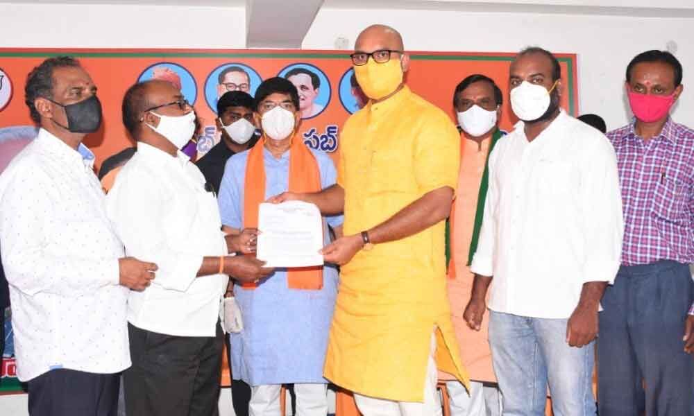 Nizamabad MP Dharmapuri Arvind assures solution to lawyer's plight