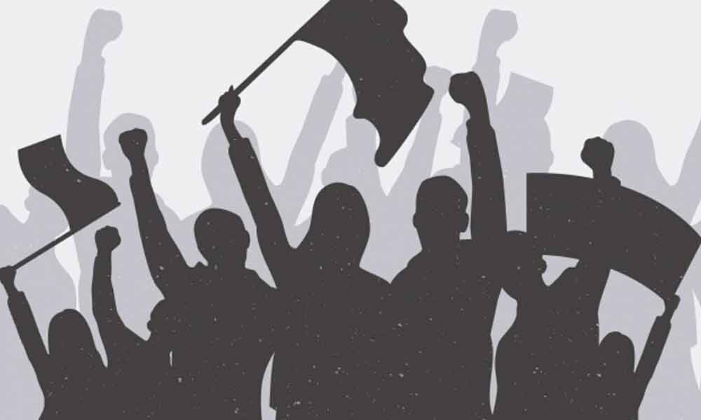 8 persons injured in clash between 2 groups of TRS in Khammam