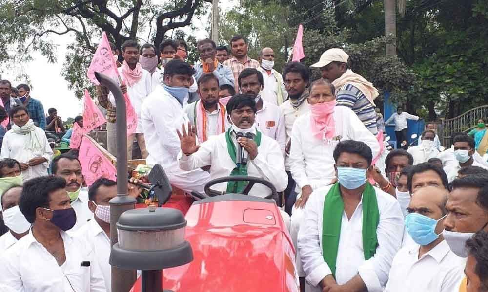 Warangal: TRS MLA Peddi Sudarshan Reddy leads farmers protest