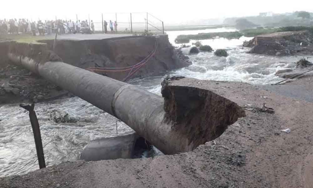 Ranga Reddy: Balapur Lake embankment collapses