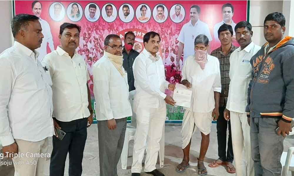 Kalwakurthy: MLC Kasireddy Narayana Reddy hands over Rs 60,000 CMRF cheque