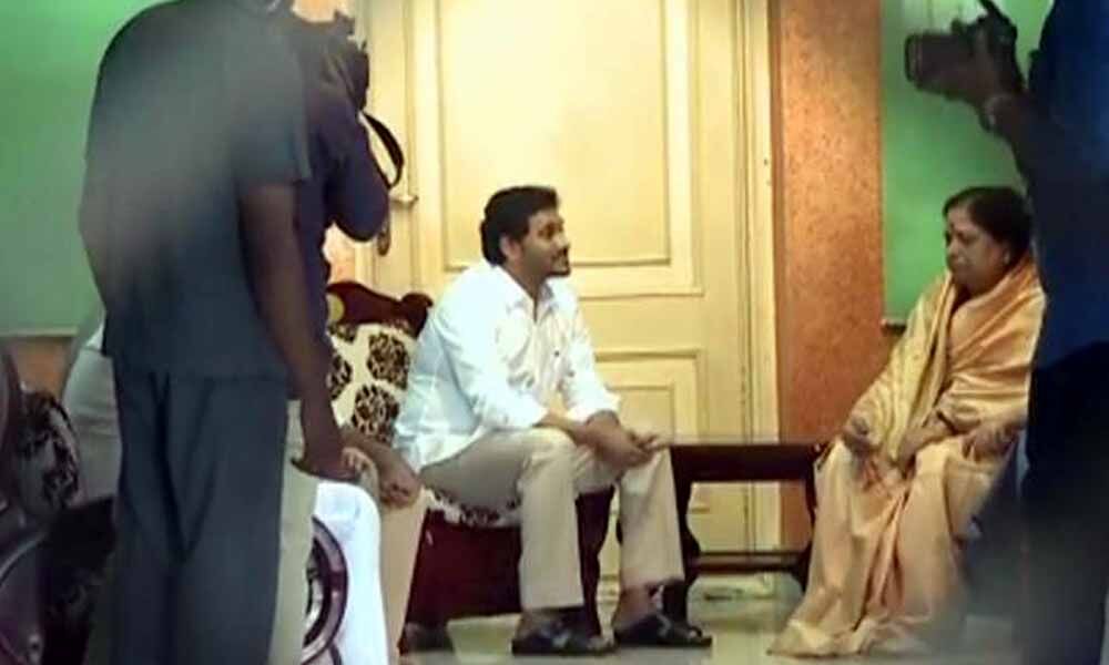 YS Jagan meets of MLC Challa Ramakrishna Reddy's family in Kurnool ...