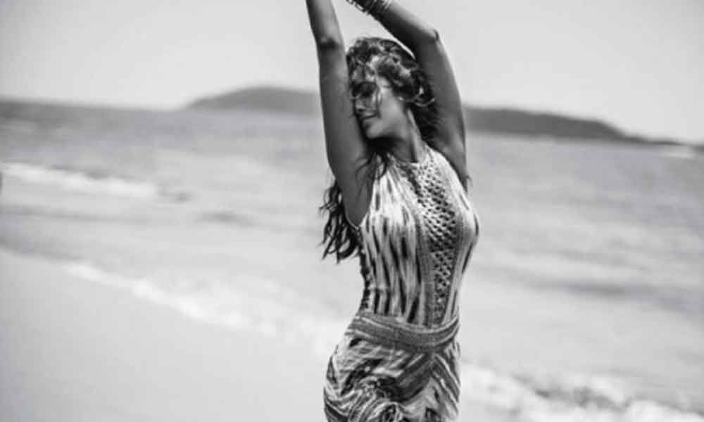 Esha Gupta flaunts perfect hourglass figure in new post