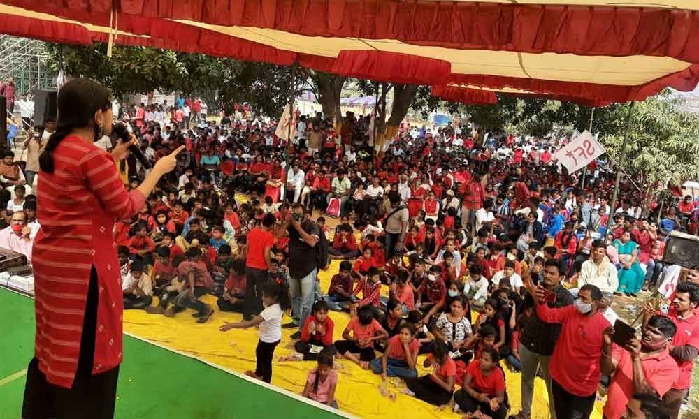 Visakhapatnam : SFI takes out massive rally in support of farmers