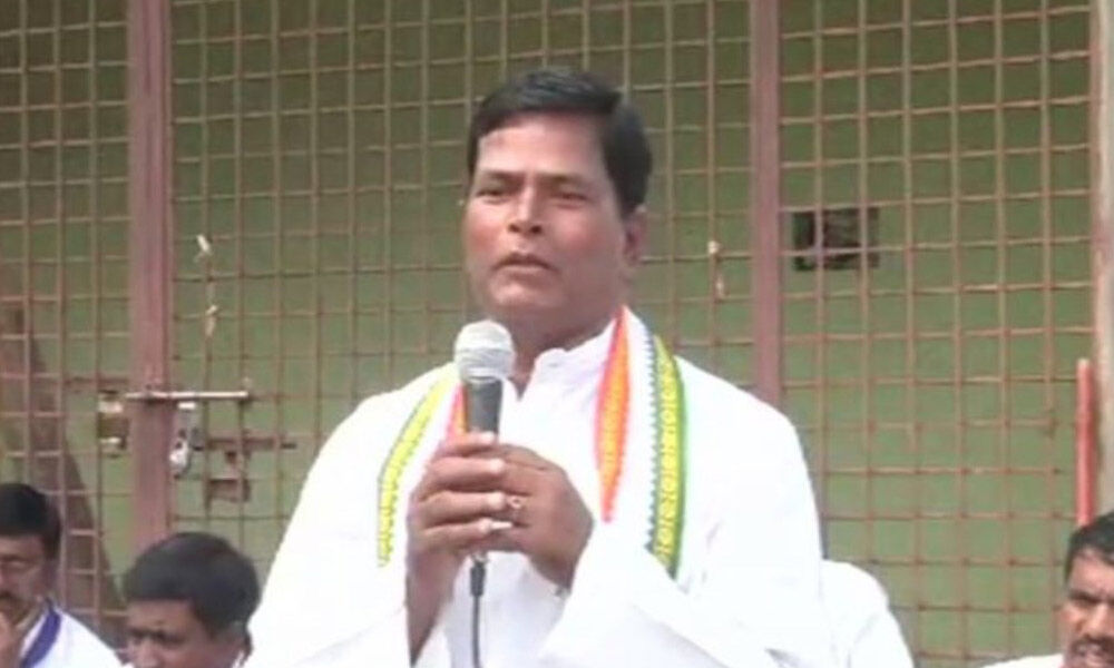 Chinna Reddy flays KCR for defaming Congress