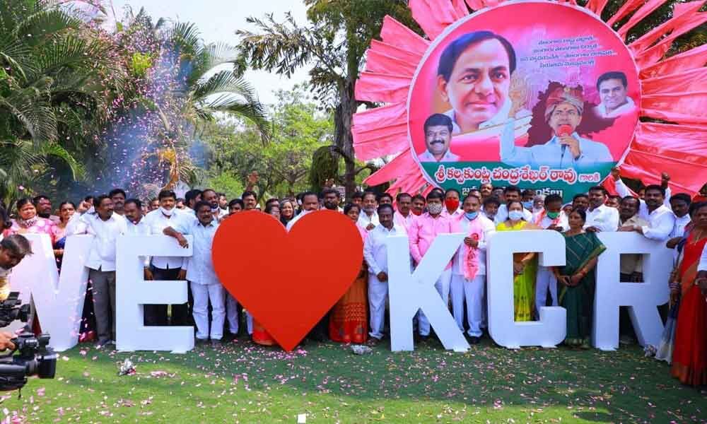 KCR gallery attracts cadres