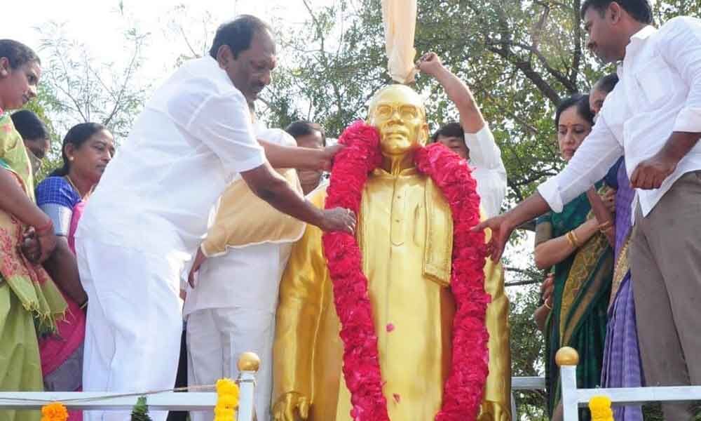 Koppula unveils Juvvadi's statue in Karimnagar