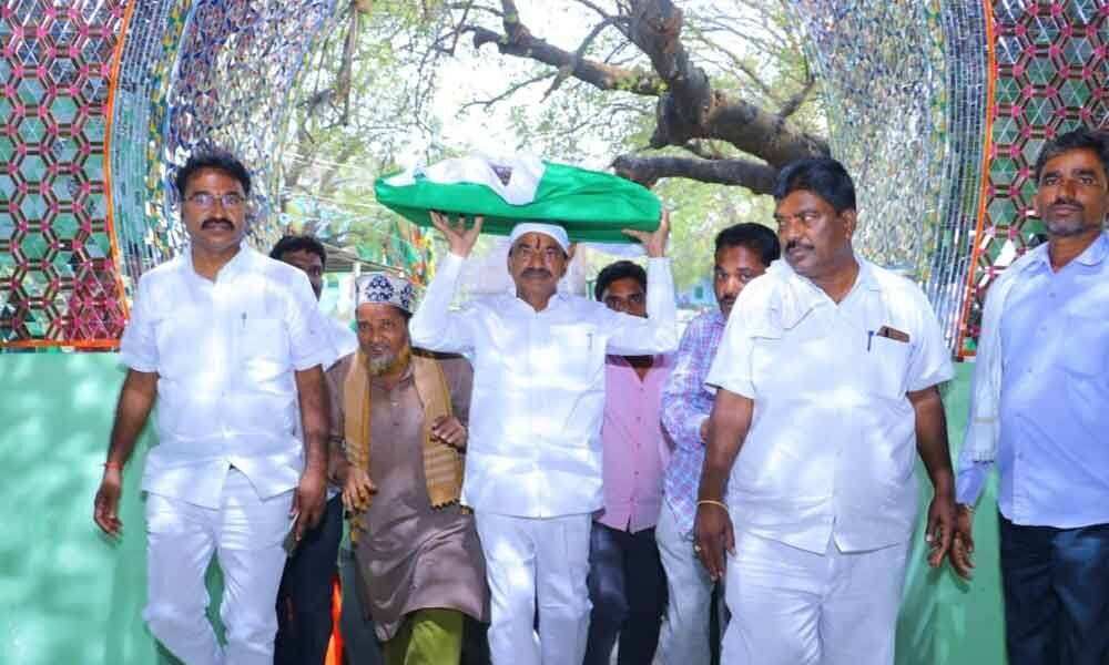 Eatala offers special prayers at Bijigiri Durgah