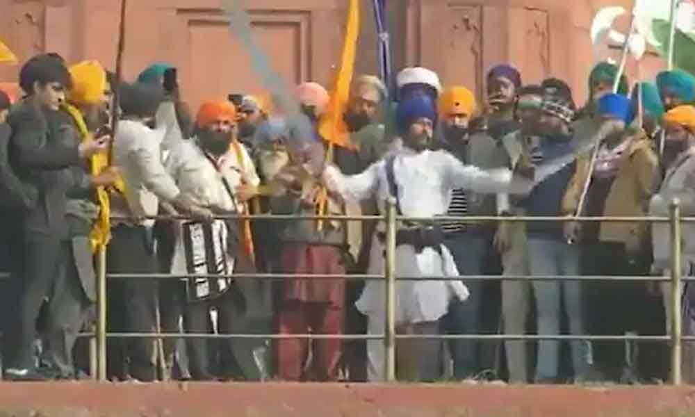 Man seen swinging swords at Red Fort arrested