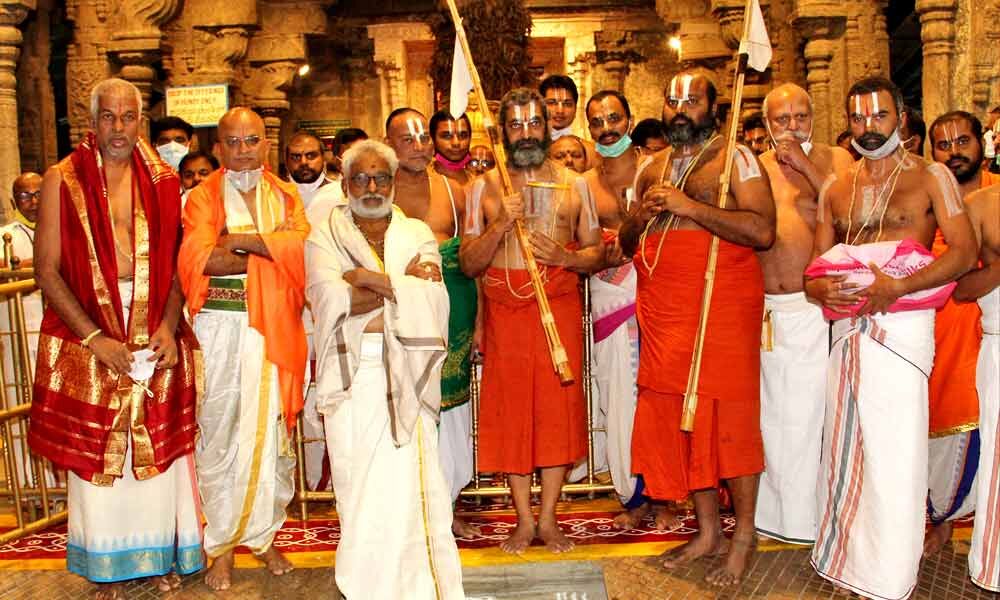 Tridandi Pontiff Offers Prayers At Srivari Temple
