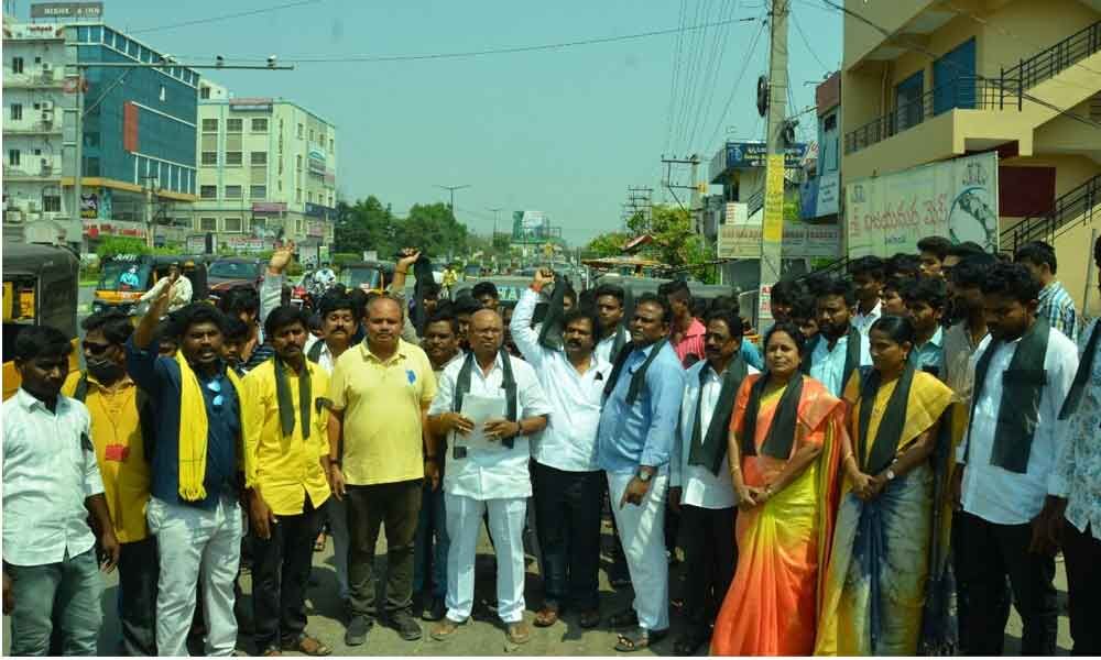 Kurnool: TDP activists stage dharna with black badges