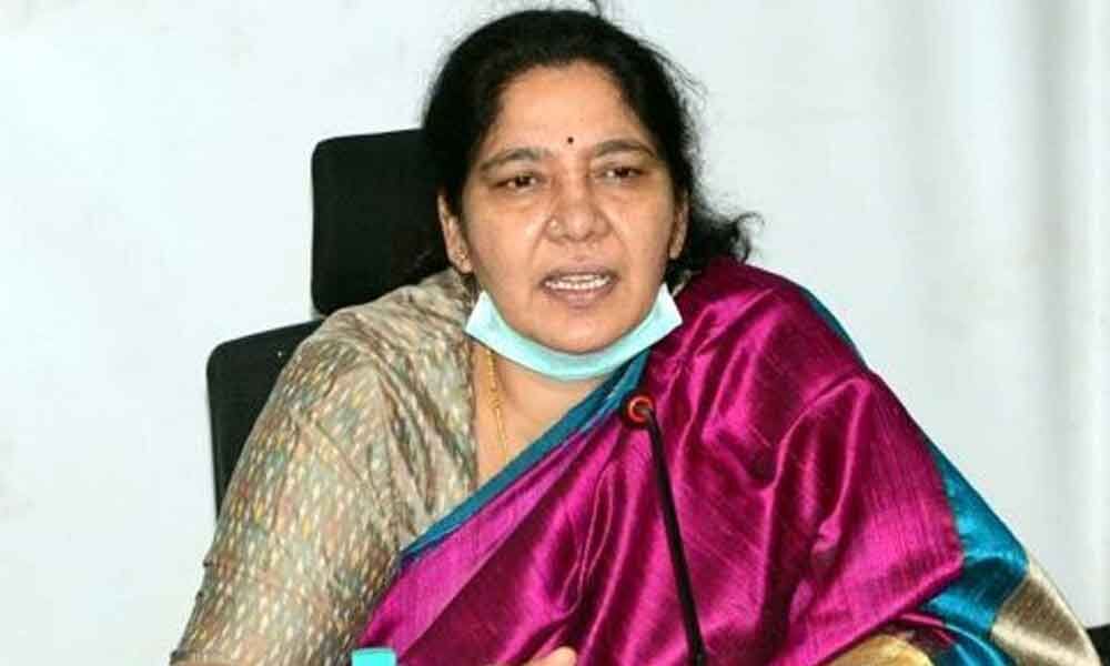 Hyderabad: Minister Satyavathi Rathod turns doctor