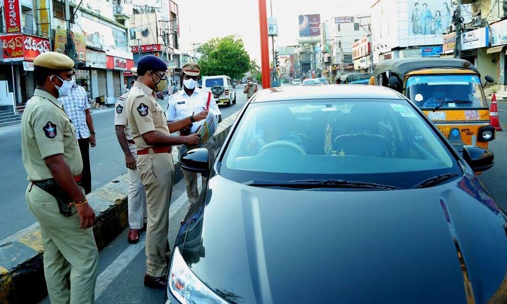 Guntur: SP RN Ammi Reddy warns people moving on roads during curfew