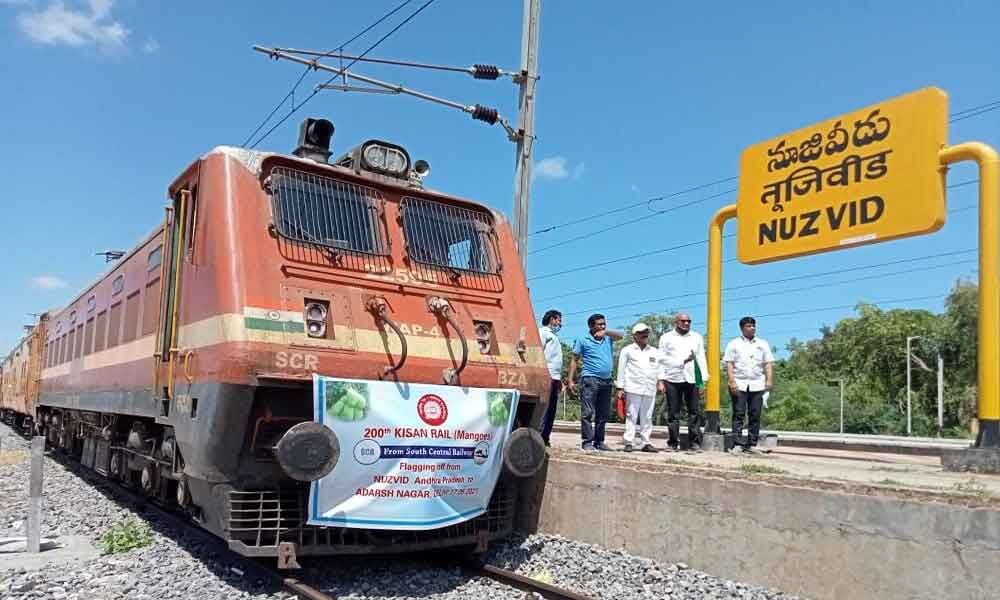 Vijayawada: King of fruits boards SCR's 200th Kisan Rail to New Delhi