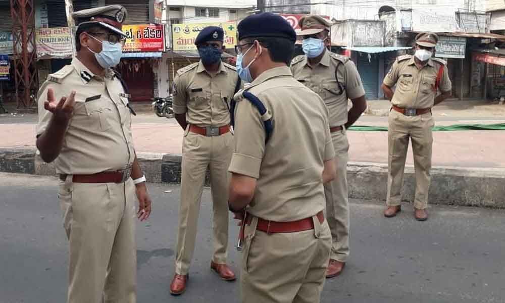 IG Nagi Reddy inspects lockdown in erstwhile Khammam