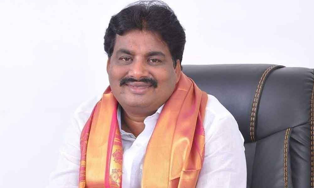 Srikalahasti MLA Madhusudan Reddy distributes 100 pushcarts to poor vendors