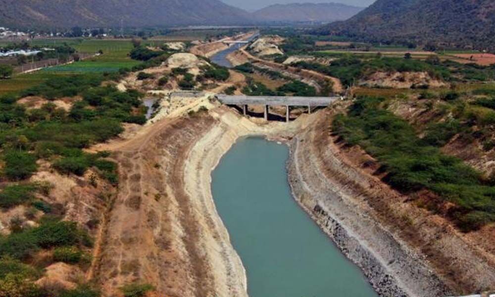 Head regulator of Veligonda project leaks
